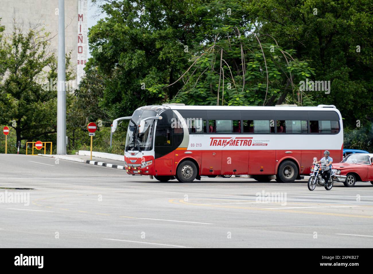 HAVANA, CUBA - AUGUST 28, 2023: Yutong ZK6107HA bus of cheap Transmetro ...
