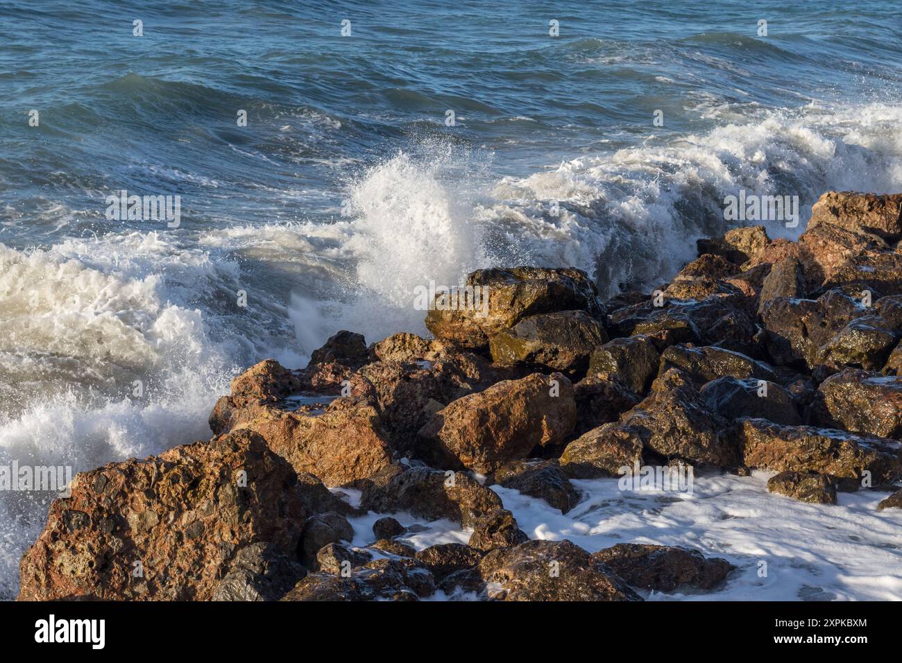 Sea waves rushing rocks hi-res stock photography and images - Alamy