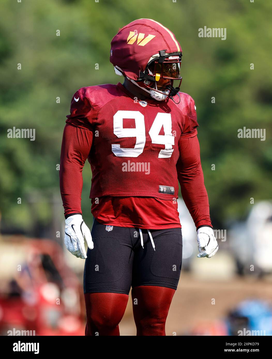 Washington Commanders defensive tackle Daron Payne (94) in between ...