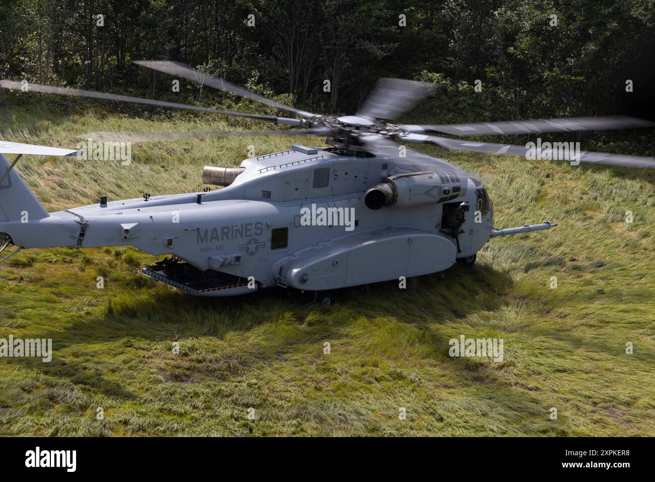 U.S. Marine Corps pilots with Marine Heavy Helicopter Squadron (HMH ...