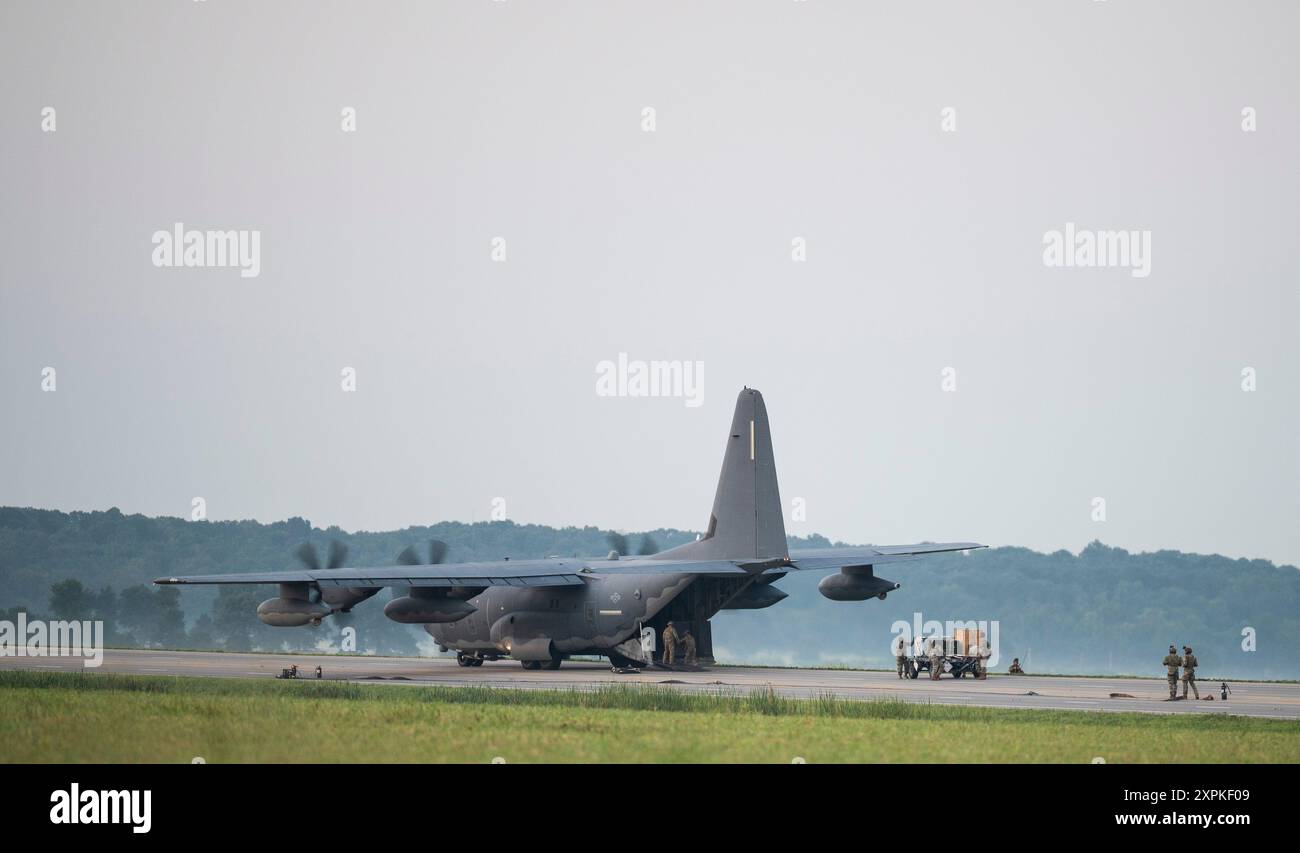 U.S. Air Force Airmen assigned to the 1st Special Operations Wing and ...