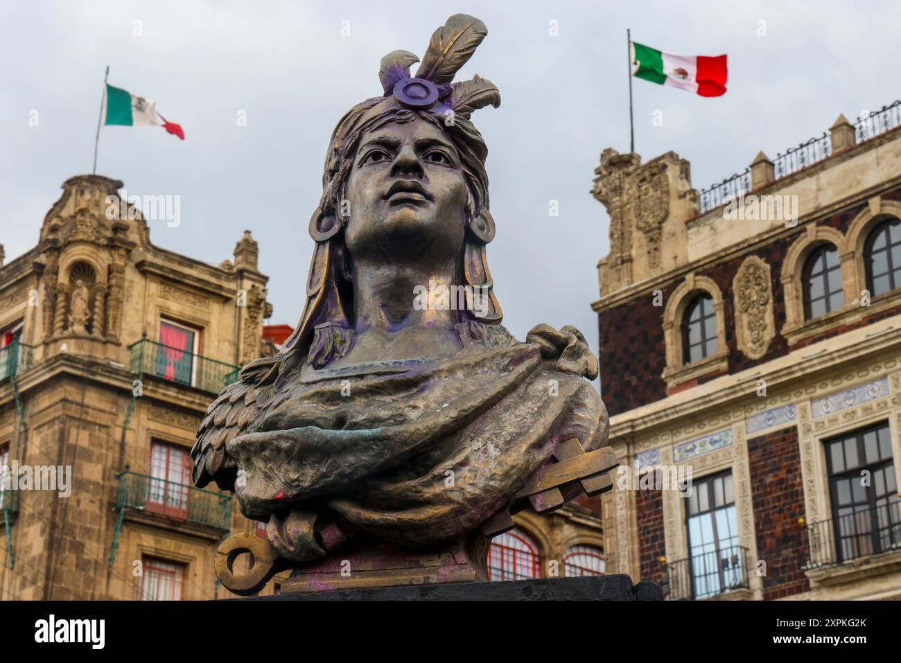 Statue of Cuauhtémoc, Tlatoani Mexica in Nahuatl Cuāuhtemōc means the ...