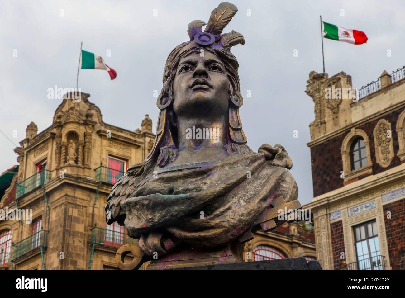 Statue of Cuauhtémoc, Tlatoani Mexica in Nahuatl Cuāuhtemōc means the ...