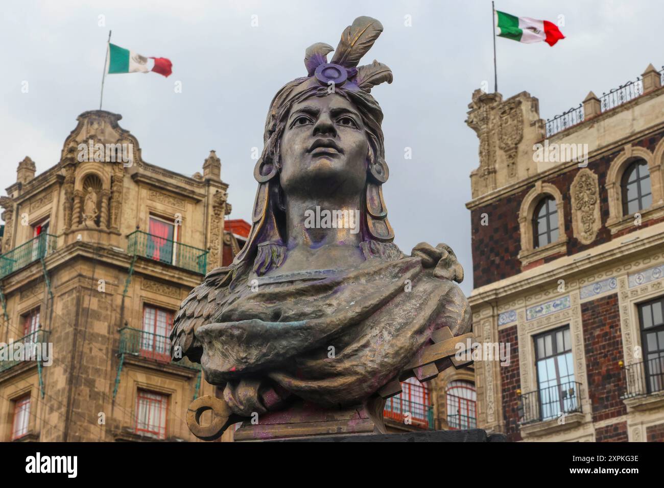 Statue of Cuauhtémoc, Tlatoani Mexica in Nahuatl Cuāuhtemōc means the ...