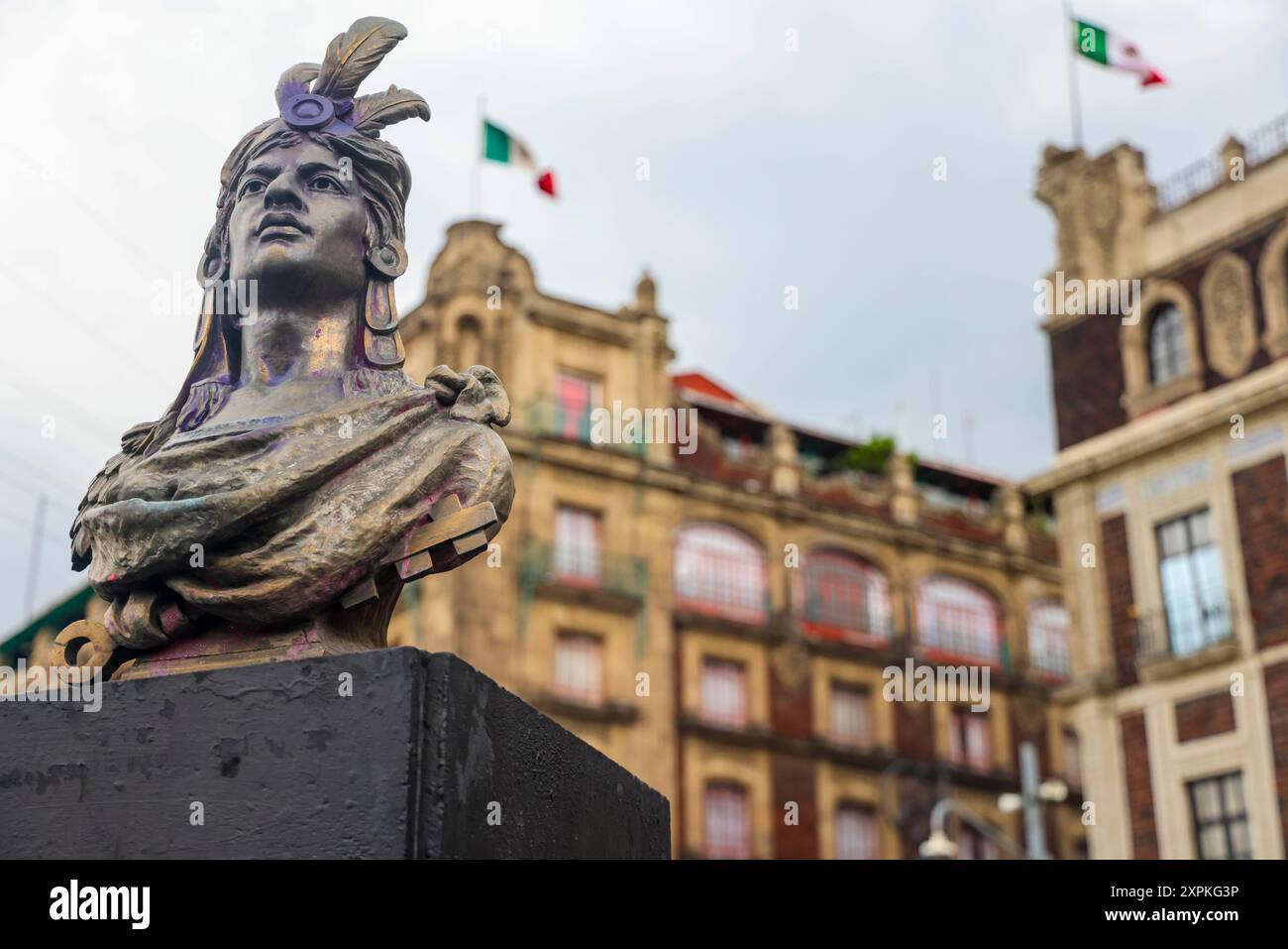 Statue of Cuauhtémoc, Tlatoani Mexica in Nahuatl Cuāuhtemōc means the ...
