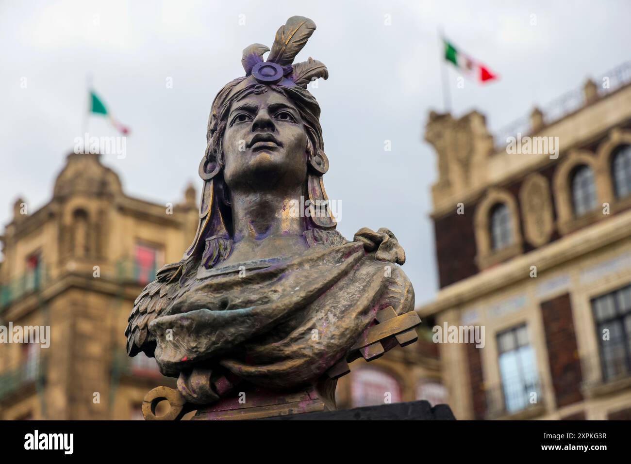 Statue of Cuauhtémoc, Tlatoani Mexica in Nahuatl Cuāuhtemōc means the ...