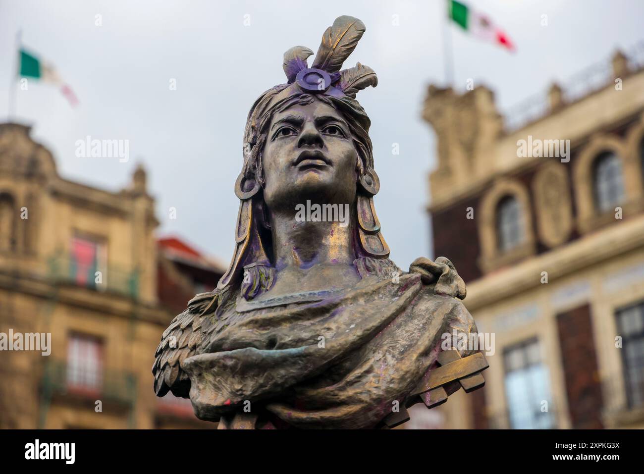 Statue of Cuauhtémoc, Tlatoani Mexica in Nahuatl Cuāuhtemōc means the ...