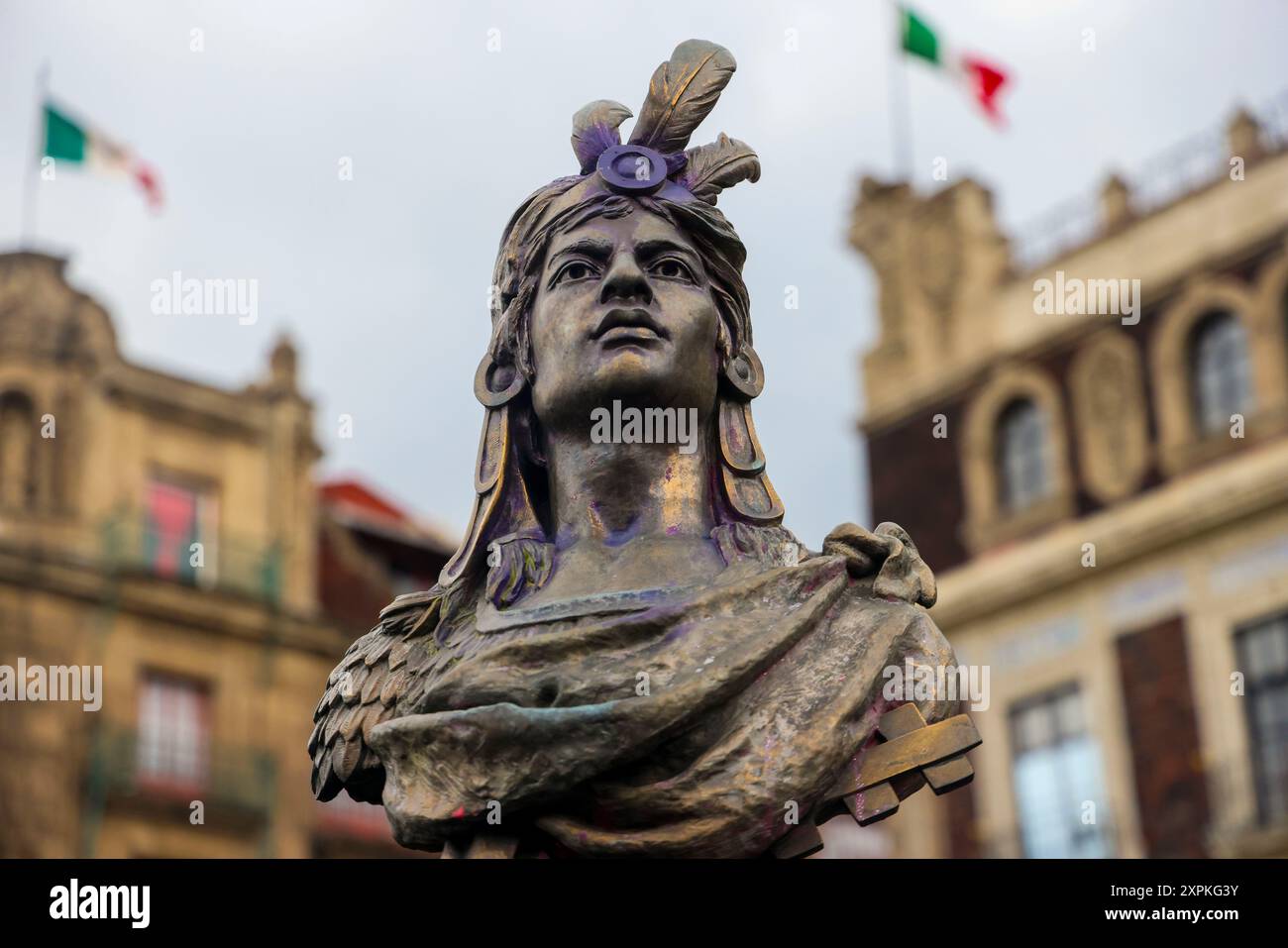 Statue of Cuauhtémoc, Tlatoani Mexica in Nahuatl Cuāuhtemōc means the ...