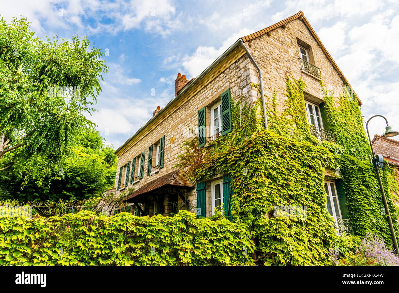 Flowered and picturesque facade of a house in Giverny's where French ...