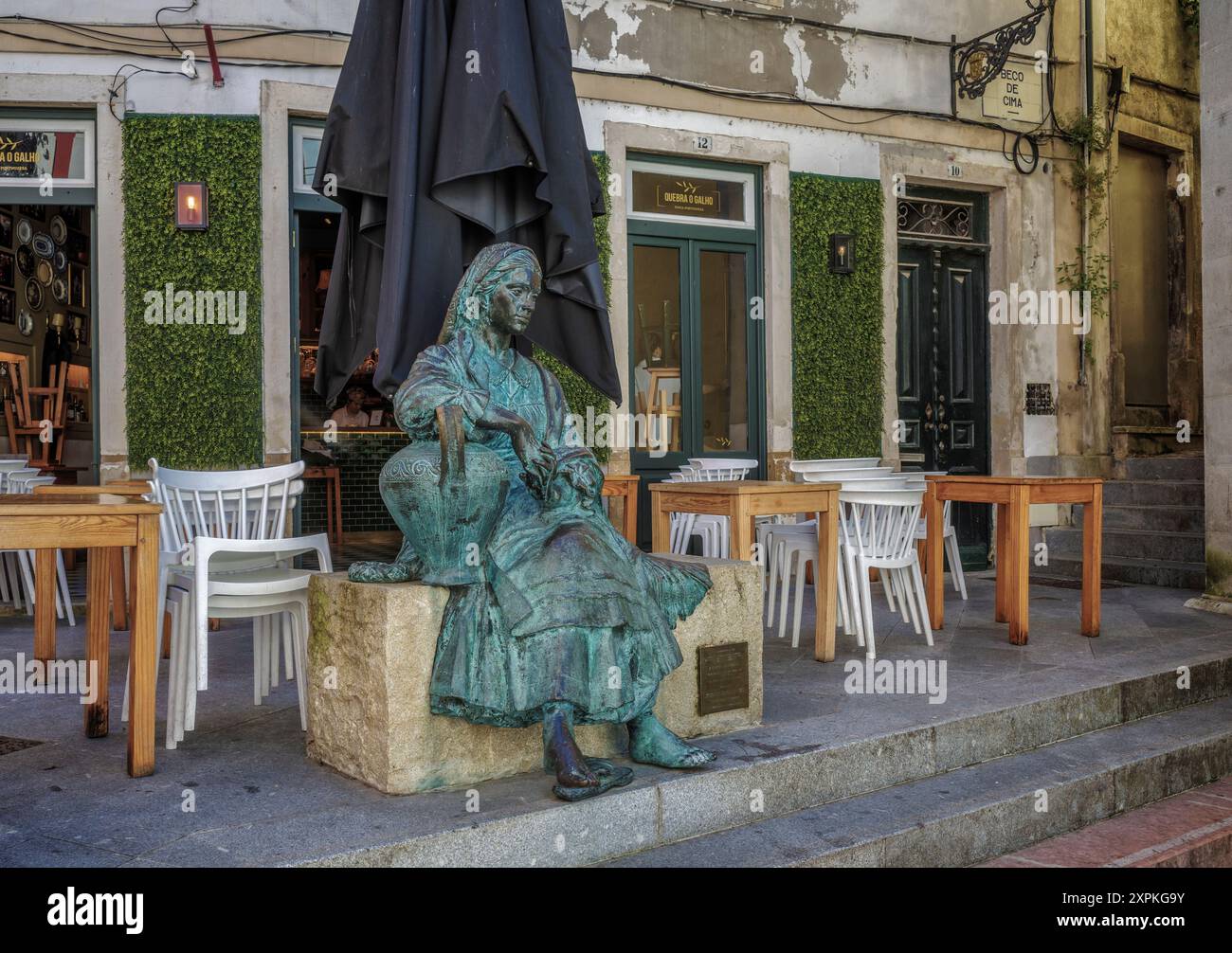 Sculpture "Tricana" depicts the poor women of Coimbra, who went to the ...