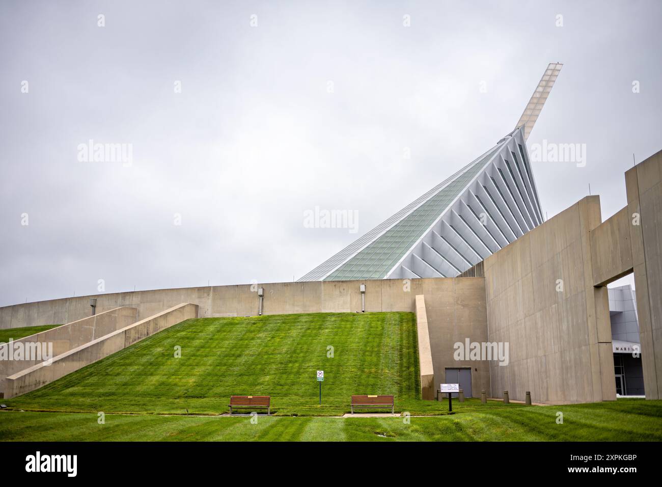Tilted mast design hi-res stock photography and images - Alamy
