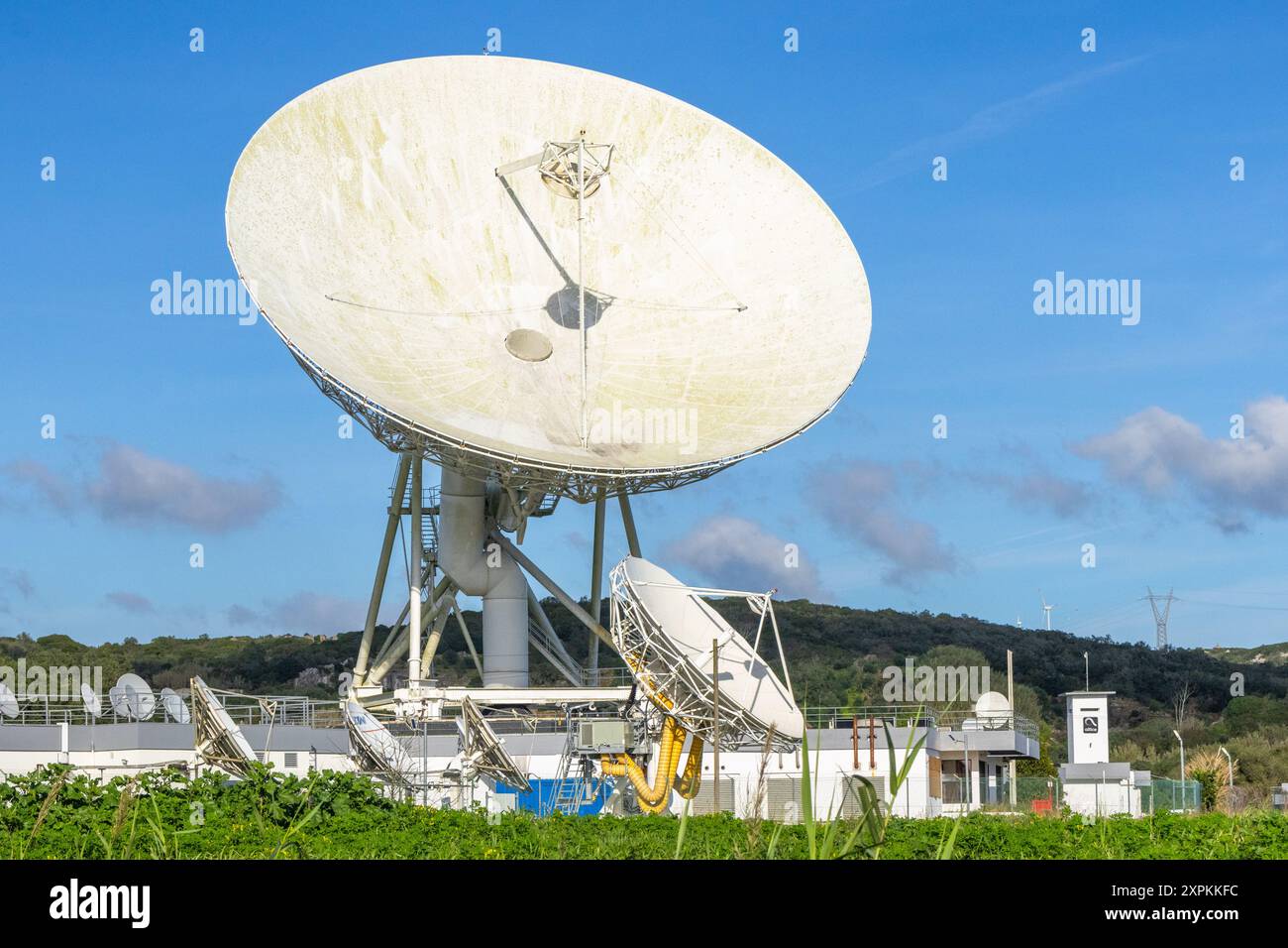 Continente satellite center hi-res stock photography and images - Alamy