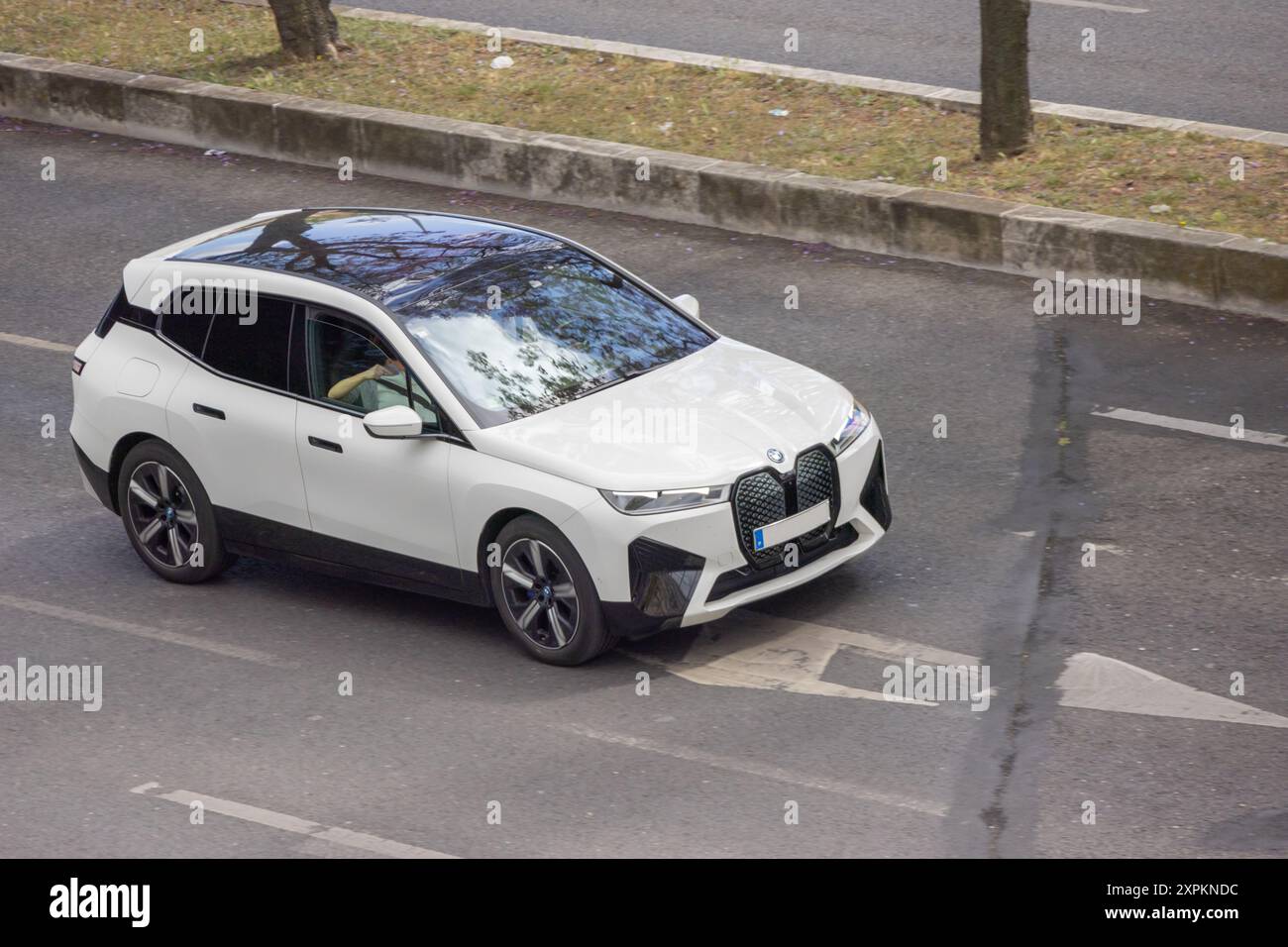 New white electric suv hi-res stock photography and images - Alamy