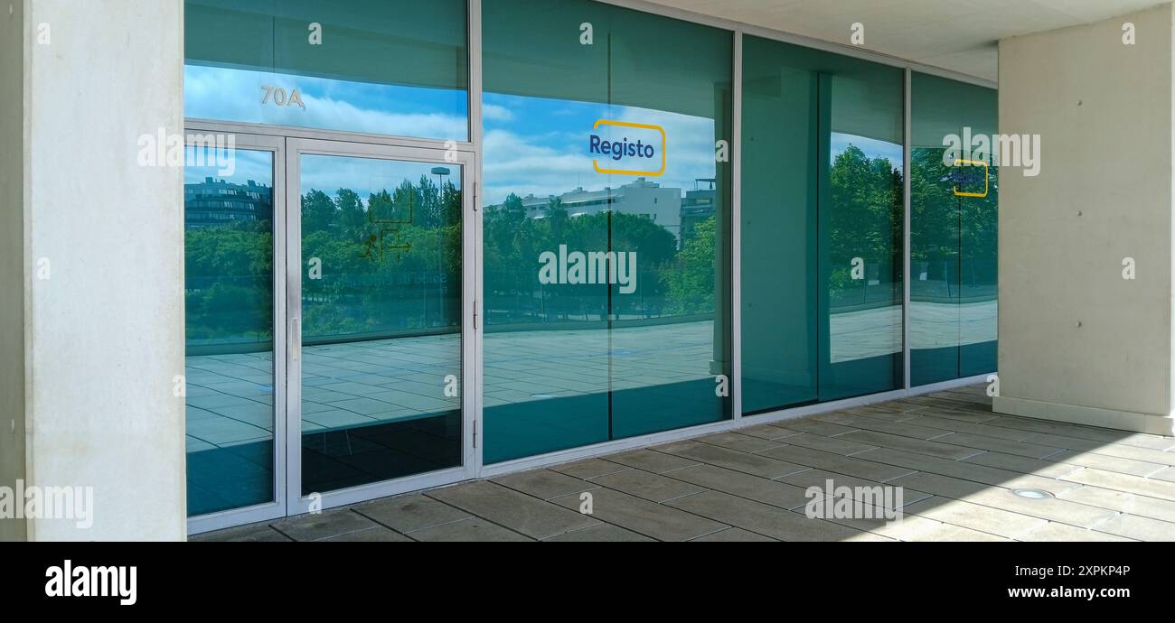 Large glass windows reflecting hi-res stock photography and images - Alamy