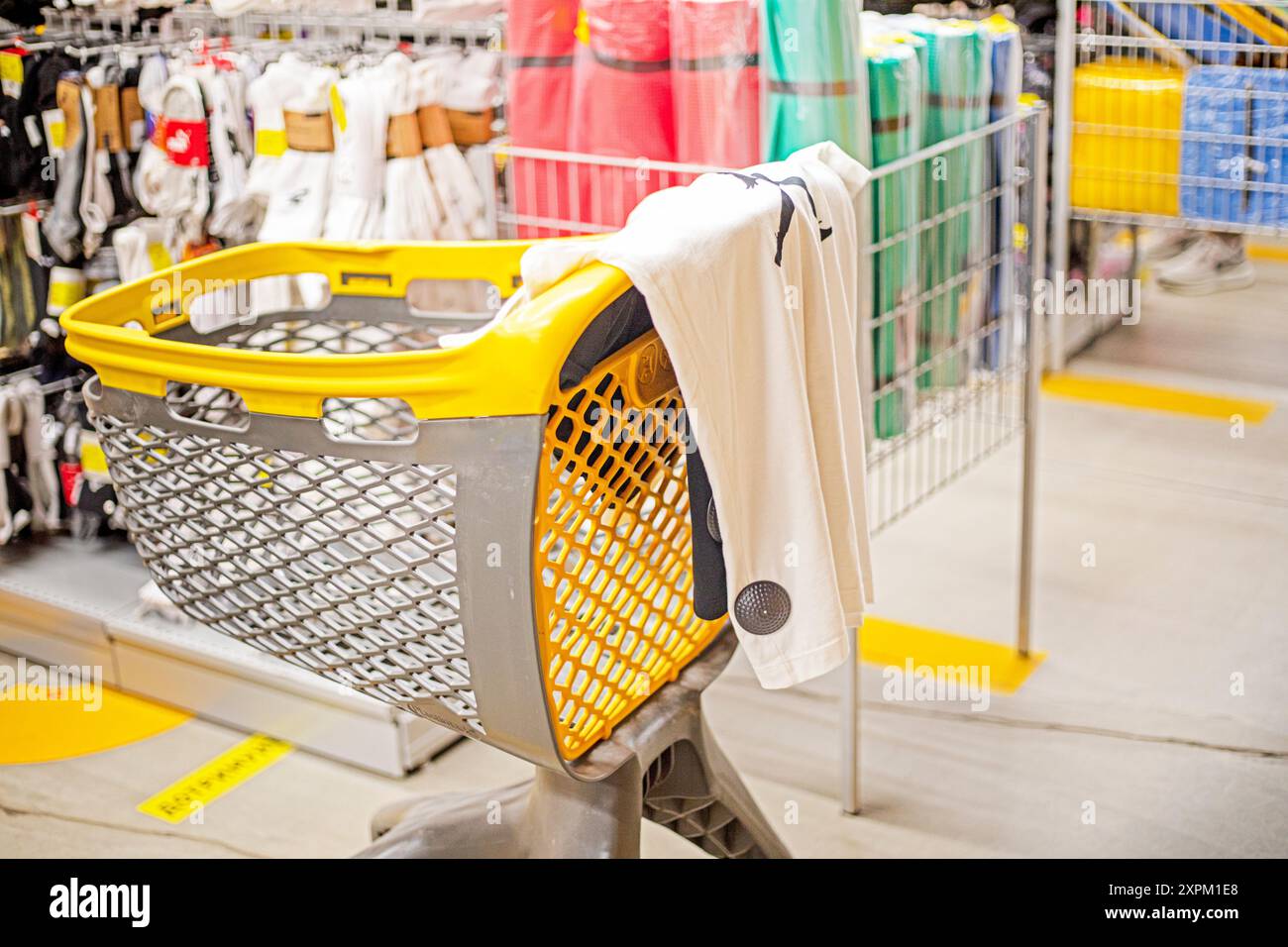 Supermarket fashion section hi-res stock photography and images - Alamy