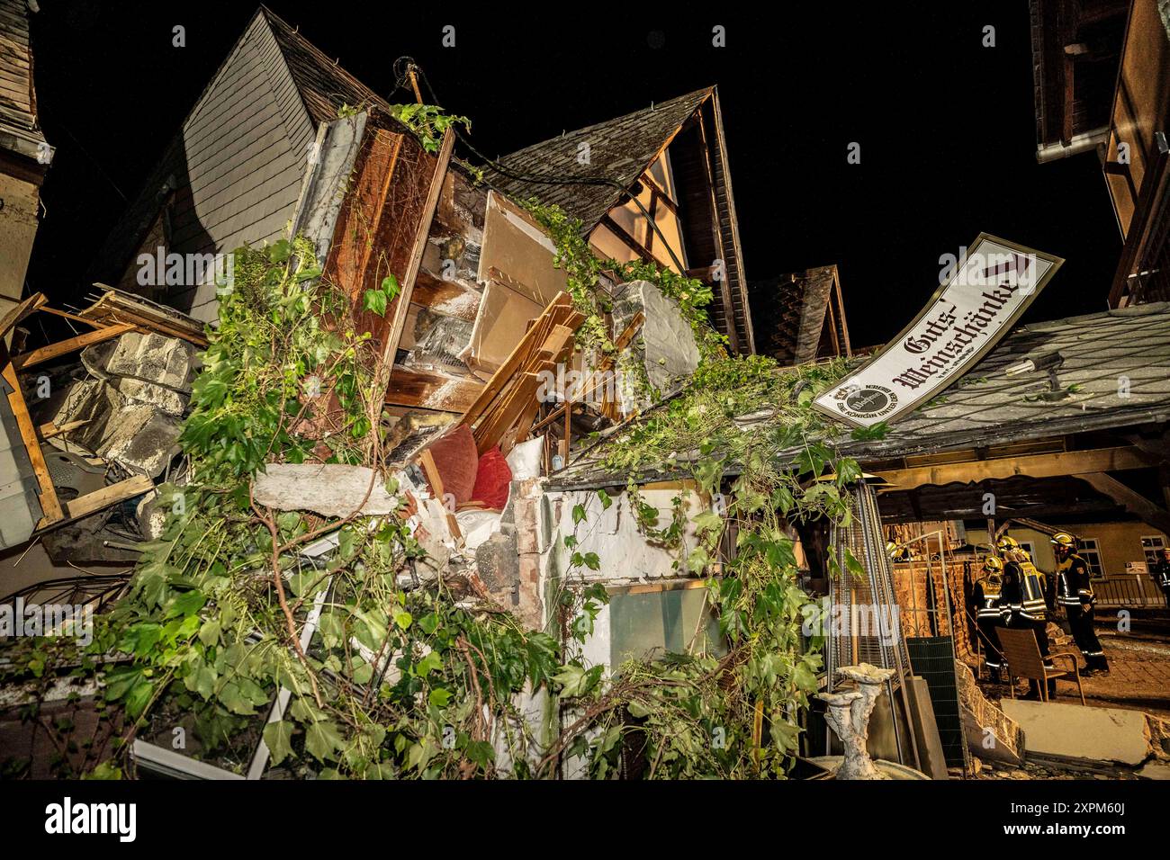 07 August 2024, Rhineland-Palatinate, Kröv: Debris after the collapse ...