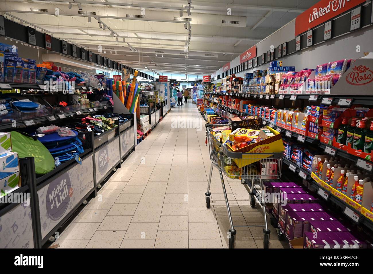 Middle aisle grocery store hi-res stock photography and images - Alamy