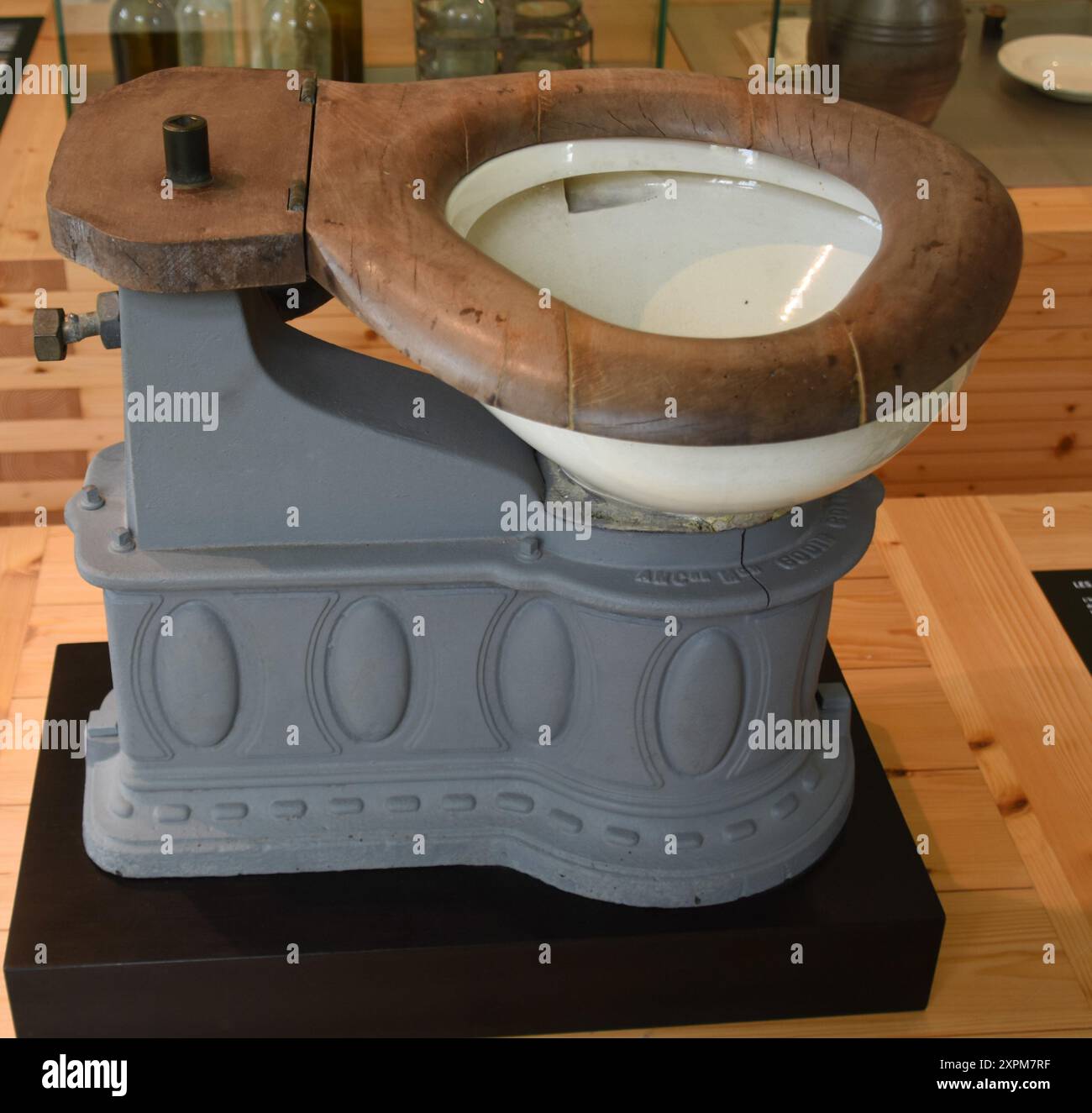 Des toilettes anciennes en plâtre et en bois, France Stock Photo - Alamy