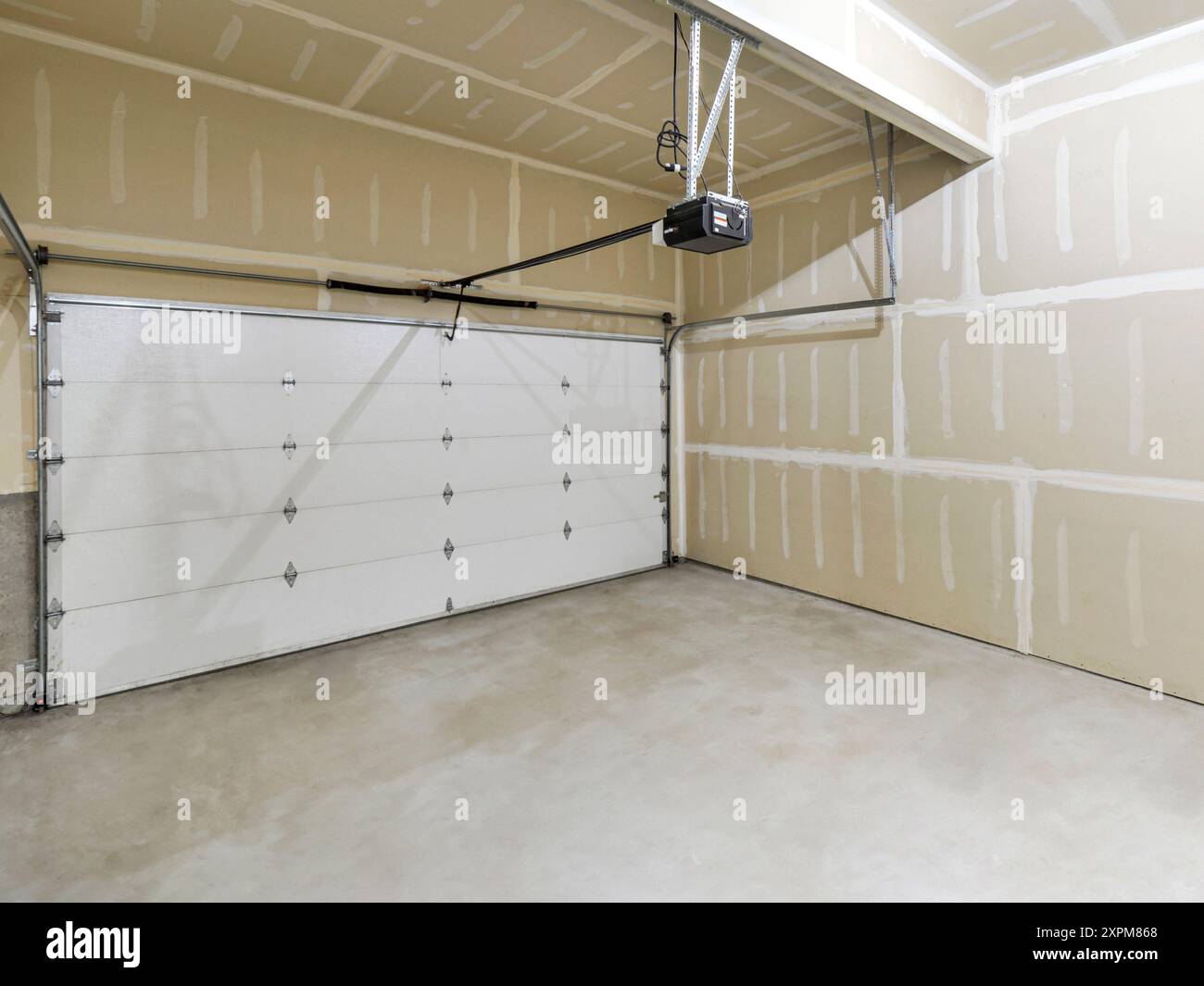 Modern residential empty garage interior Stock Photo - Alamy