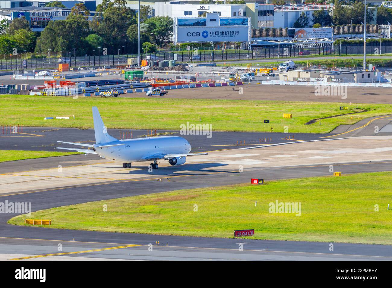 Aircraft movements sydney airport hi-res stock photography and images ...