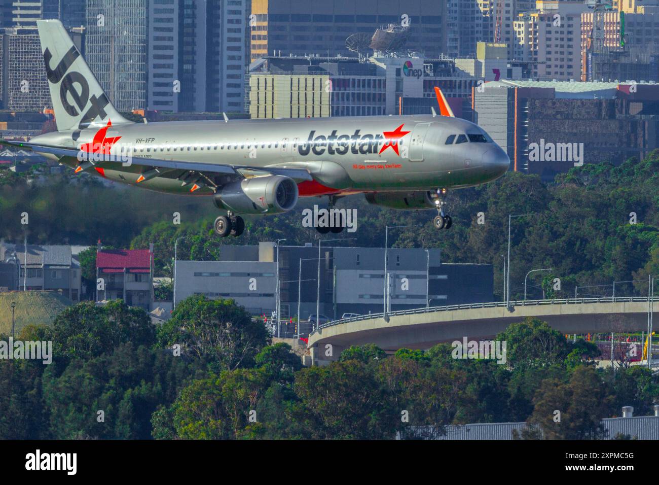 A Jetstar jet descending into Sydney (Kingsford Smith) Airport in ...