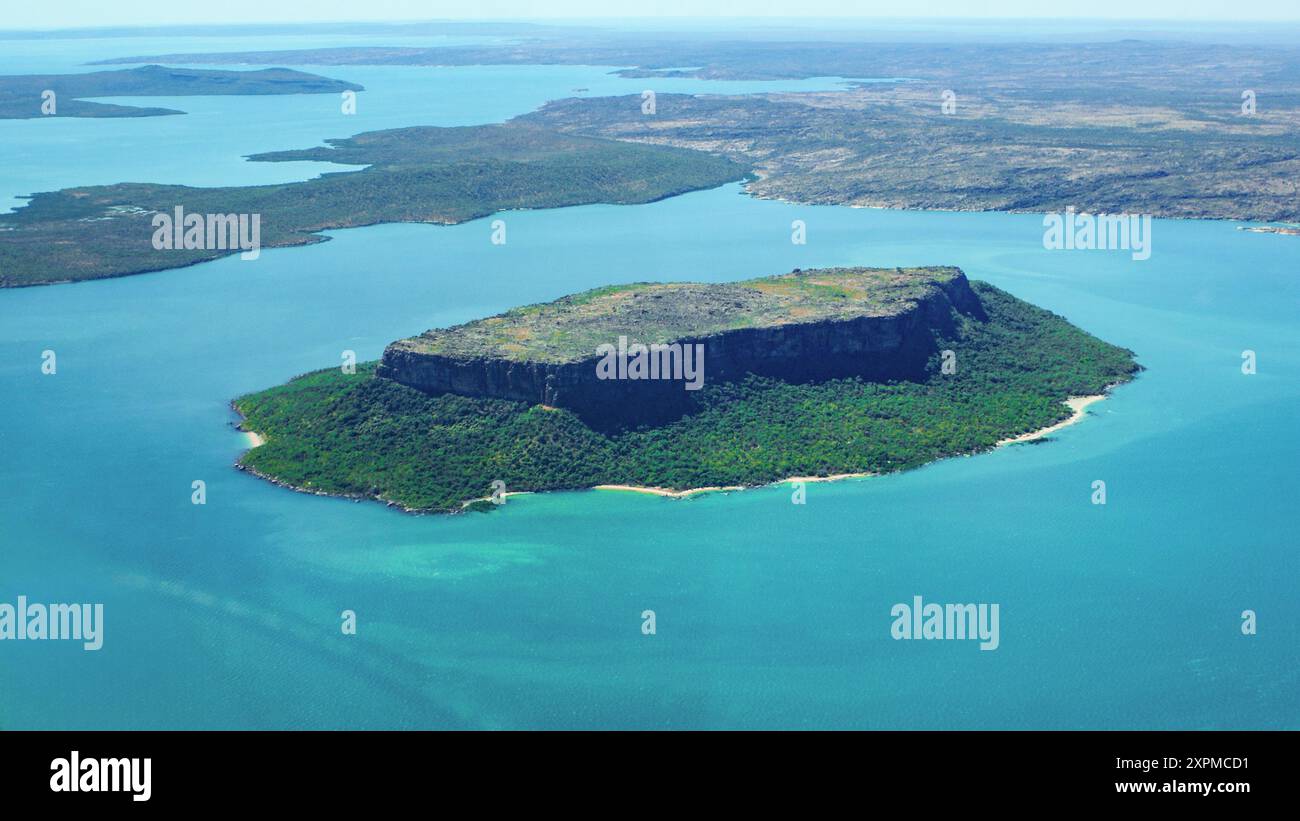 Steep Head Island surrounded by the blue waters of Admiralty Gulf, East ...