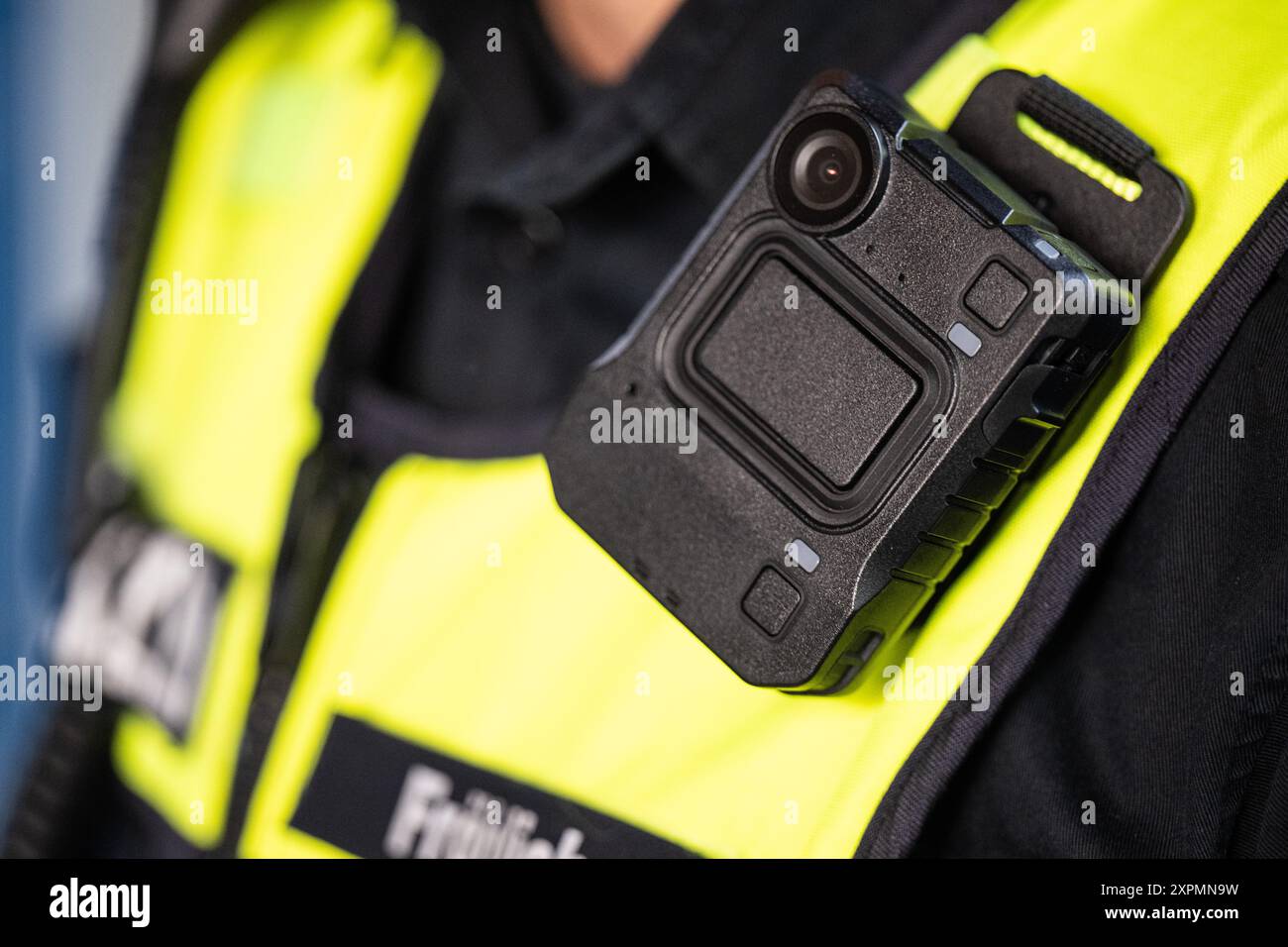 Erfurt, Germany. 07th Aug, 2024. A police officer wears a bodycam on ...