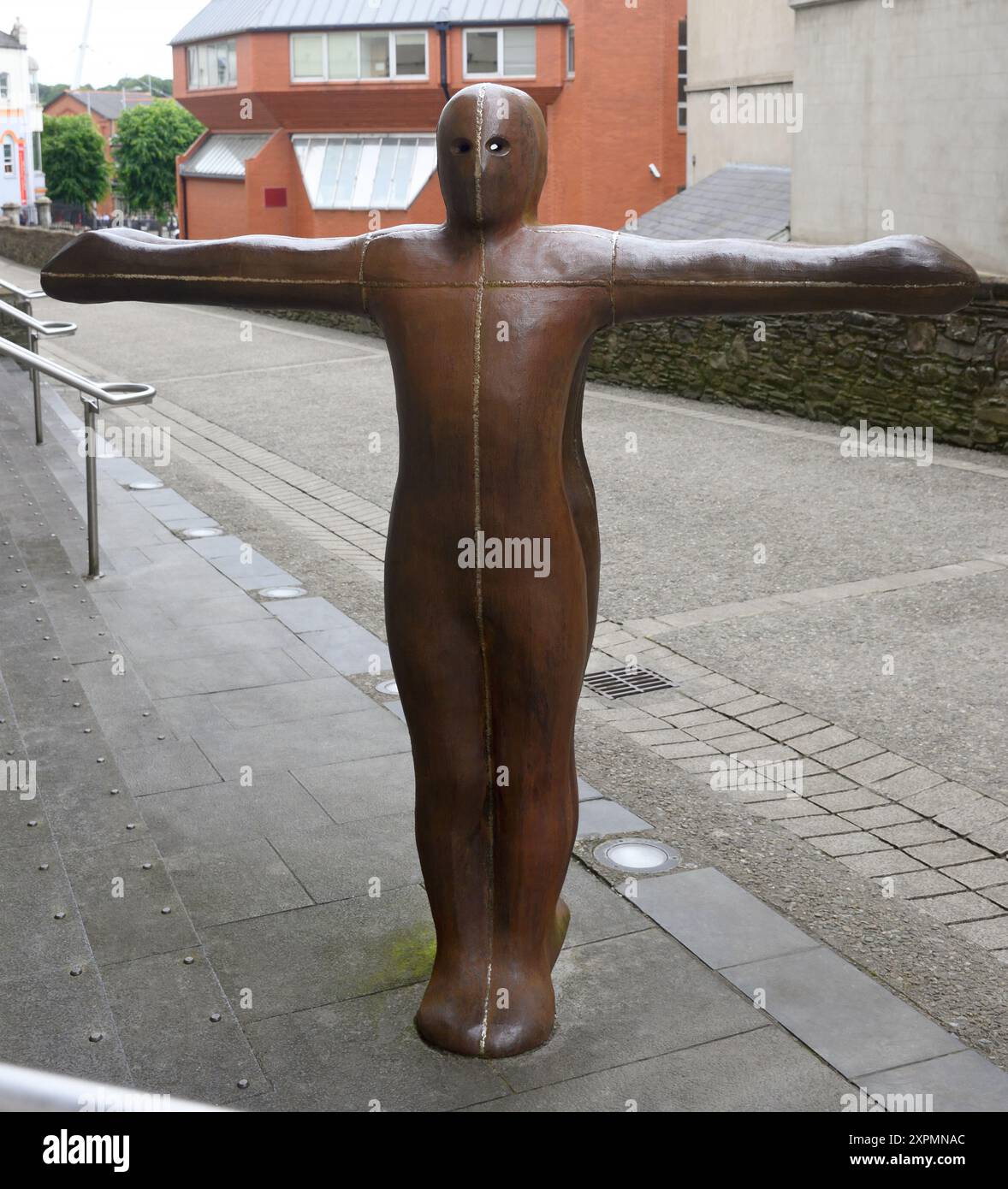 Sculpture statue northern ireland hi-res stock photography and images ...