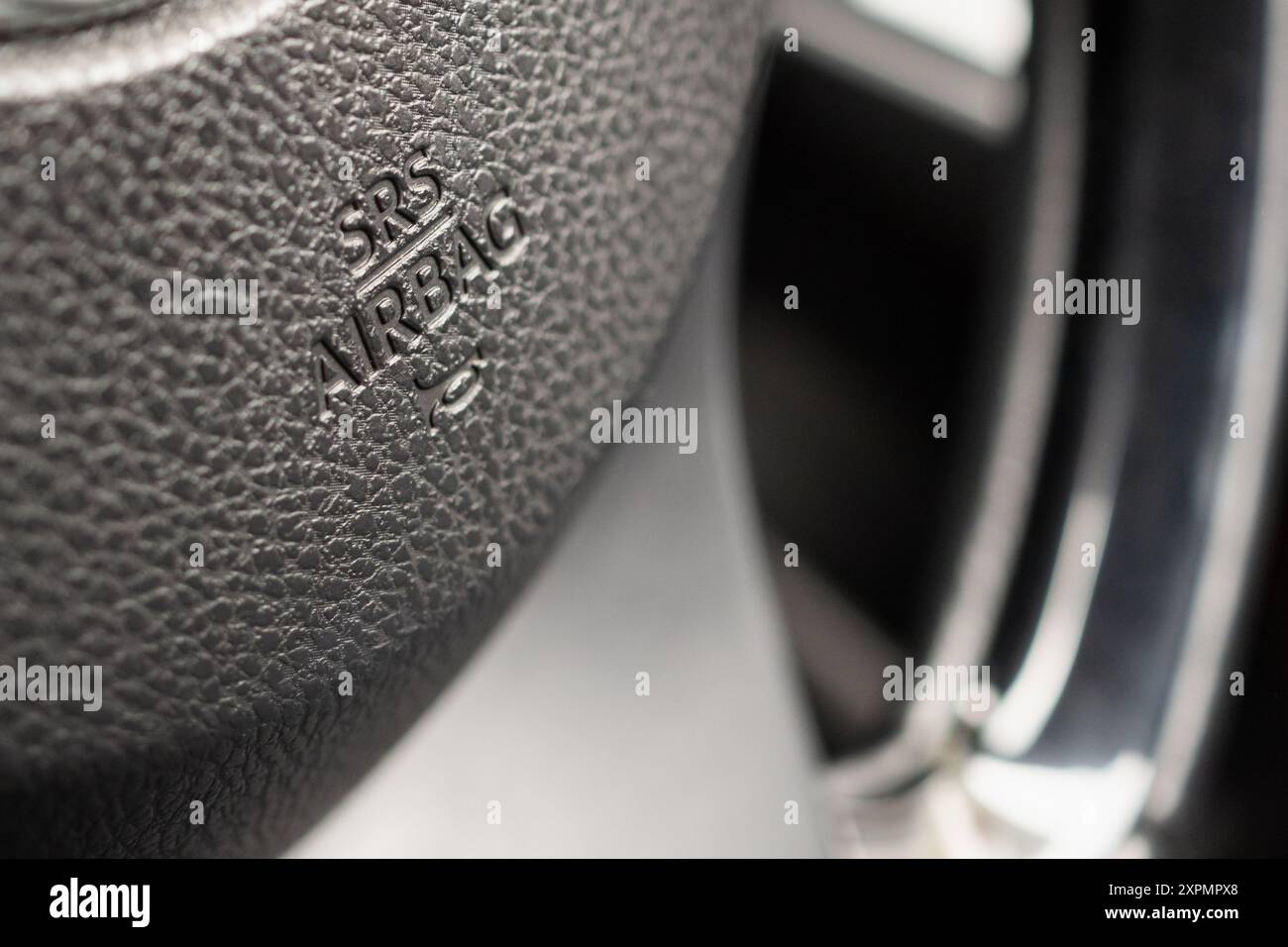 Safety airbag sign on car steering wheel with horn icon Stock Photo - Alamy