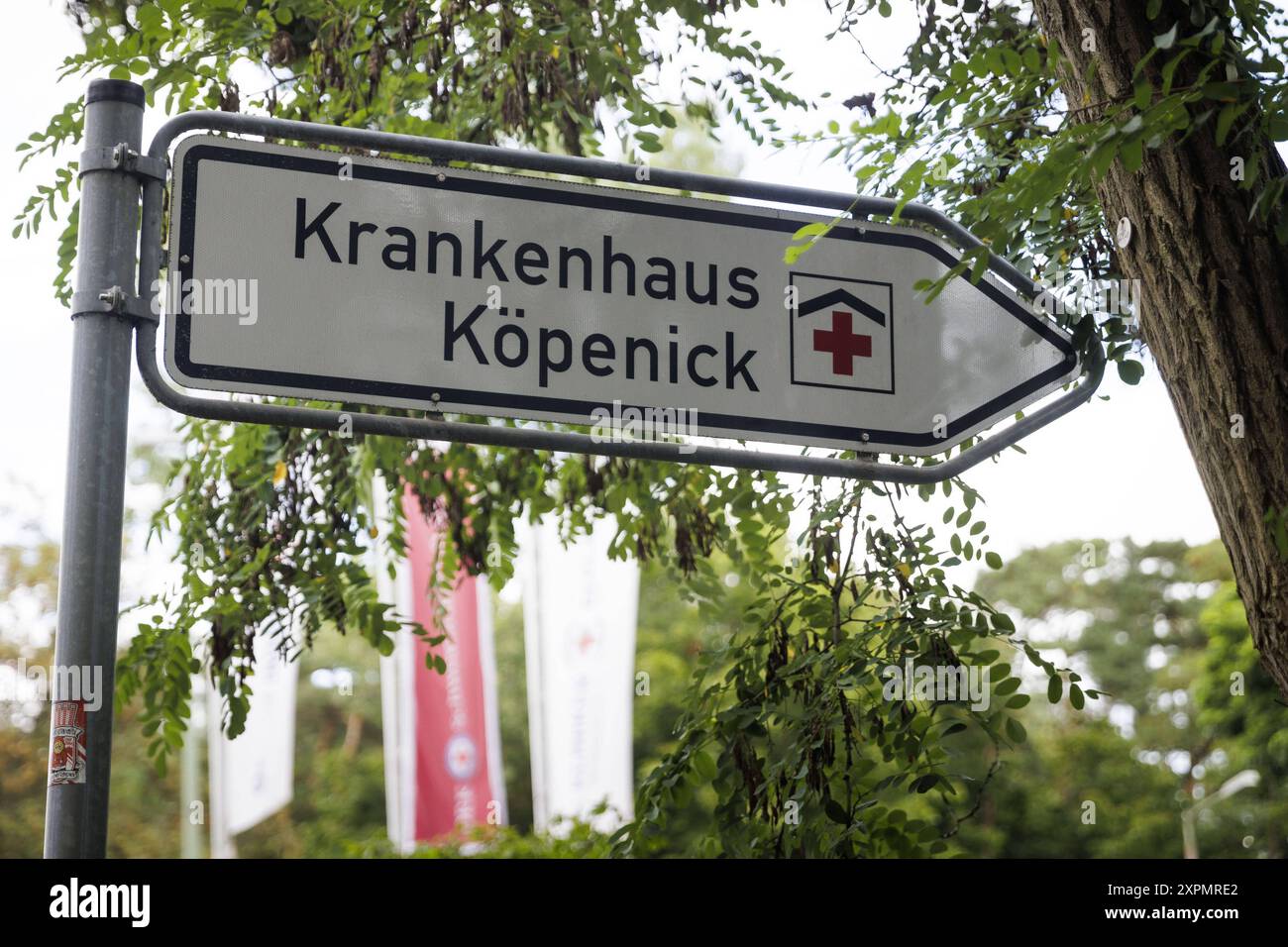 Ein Schild weist auf das Krankenhaus Koepenick hin, Berlin, 05.08.2024 ...