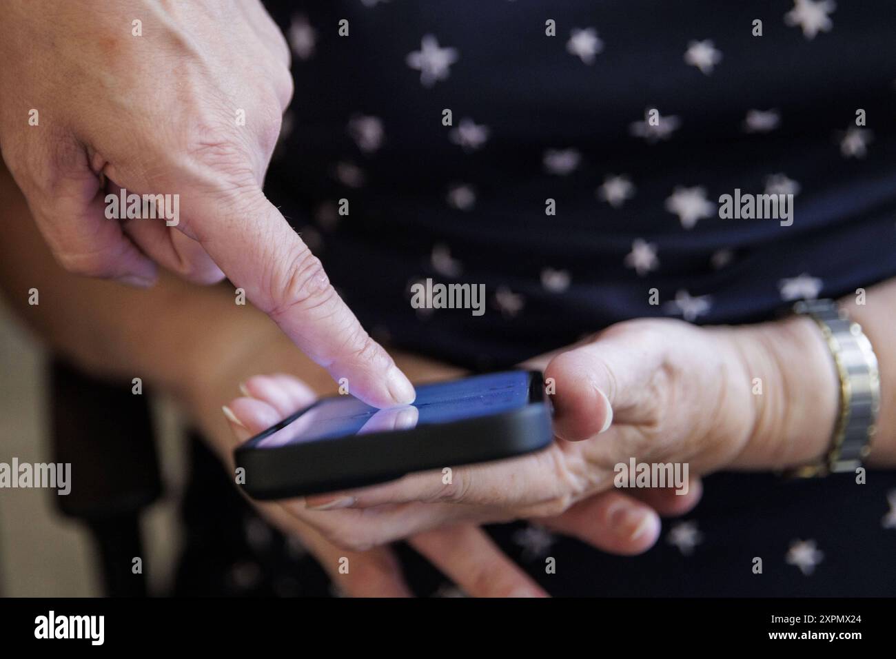 Eine Tochter erklaert ihrer Mutter die Benutzung eines Smartphones ...