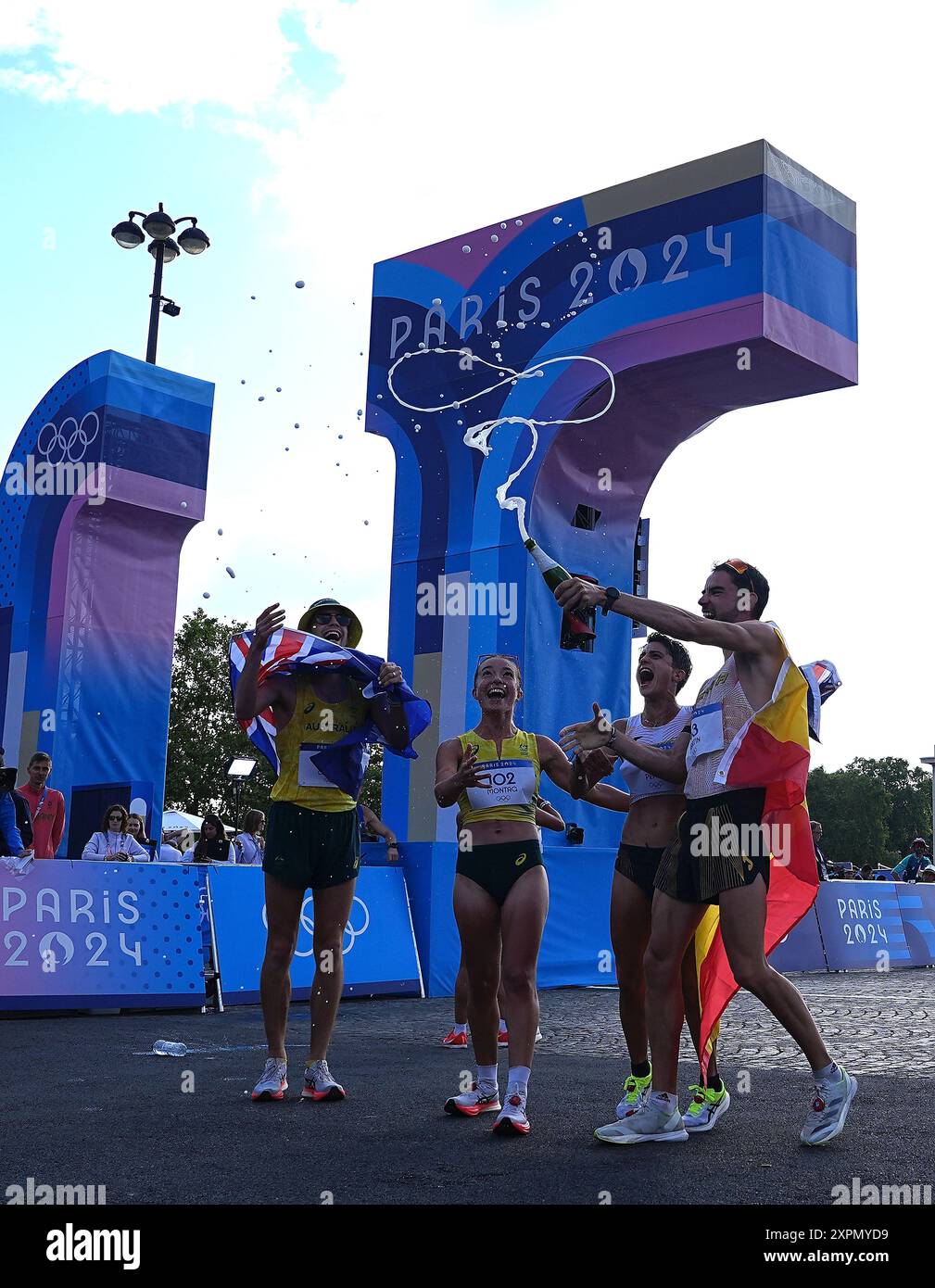 (240807) -- PARIS, Aug. 7, 2024 (Xinhua) -- Alvaro Martin (1st R) and ...