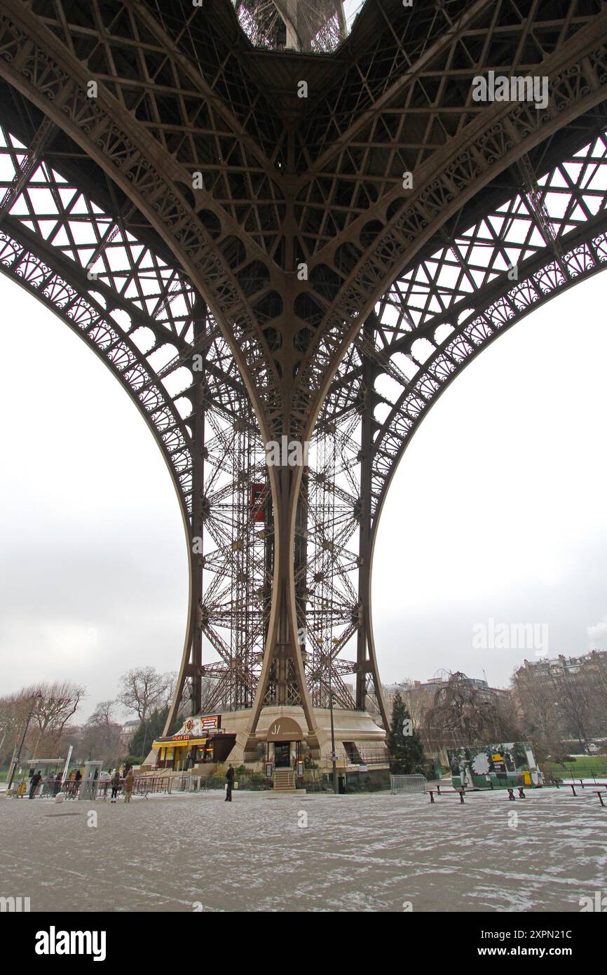 The south pillar of the eiffel tower hi-res stock photography and ...
