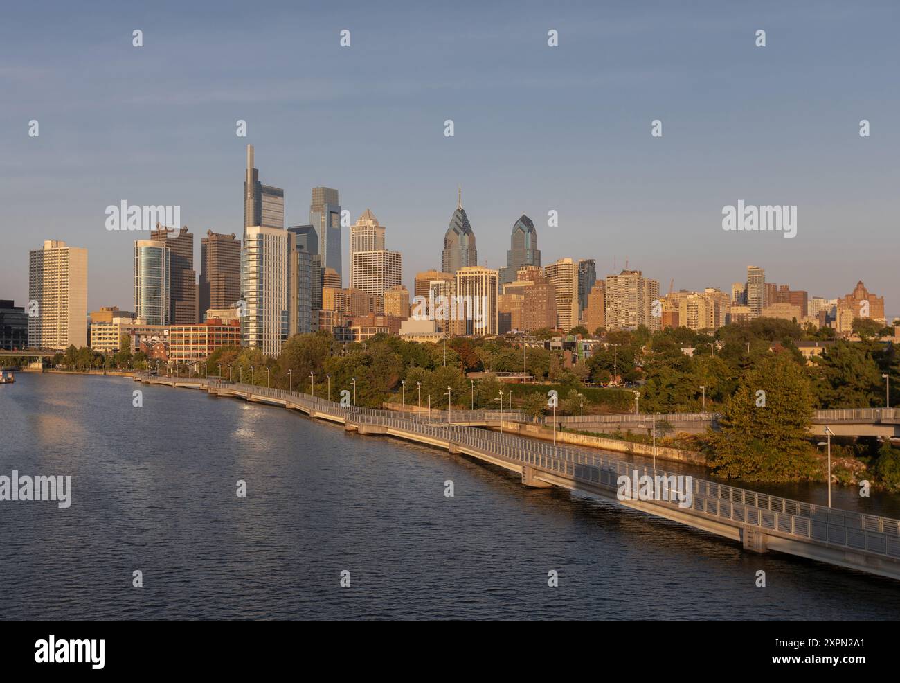 Philadelphia Downtown skyline with the Schuylkill river. Beautiful ...