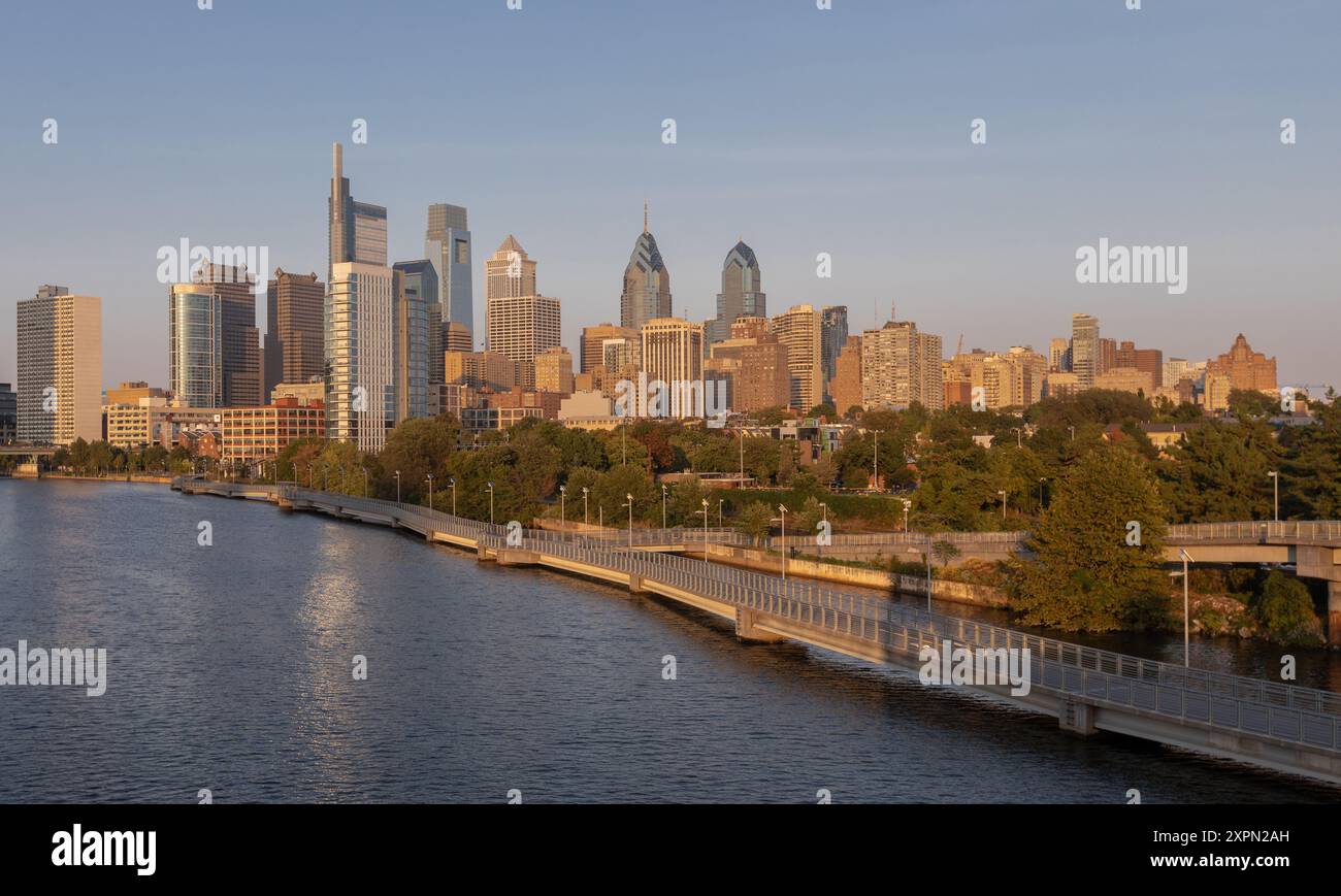 Philadelphia Downtown skyline with the Schuylkill river. Beautiful ...