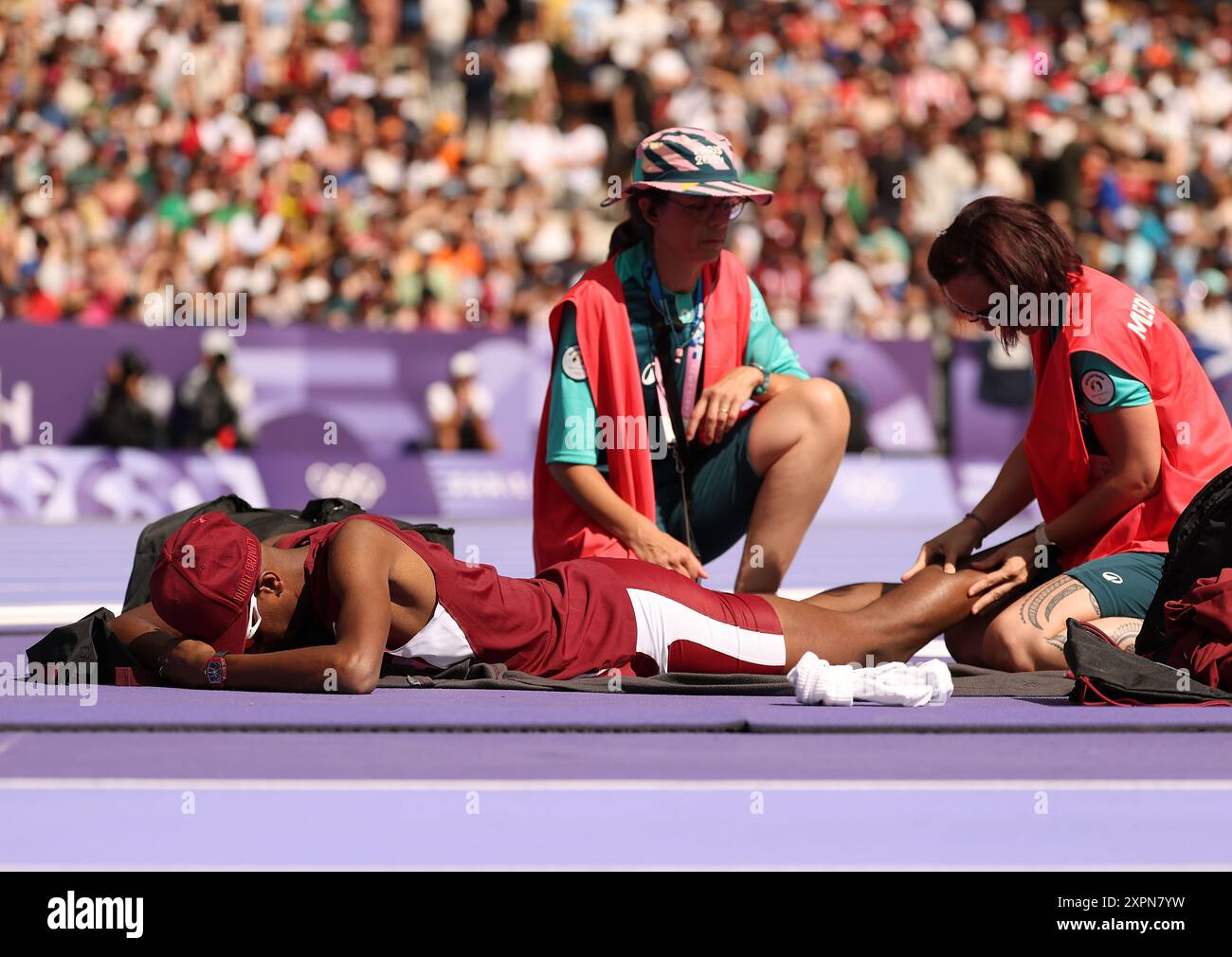 (240807) -- PARIS, Aug. 7, 2024 (Xinhua) -- Mutaz Essa Barshim of Qatar receives treatment after ...