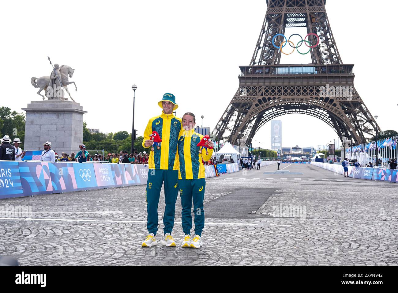 Bronze medalists Jemima Montag and Rhydian Cowley of Australia pose ...