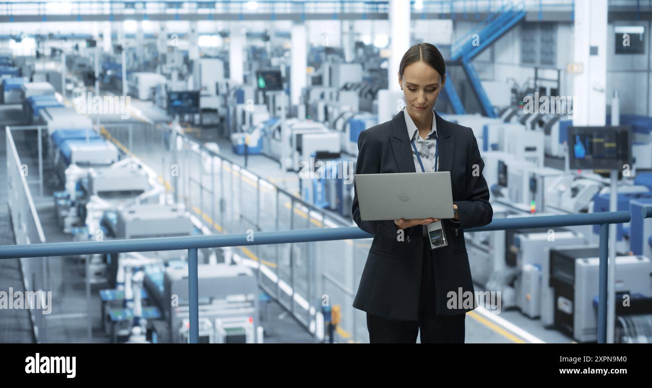 Female engineer using robotic arm hi-res stock photography and images - Alamy