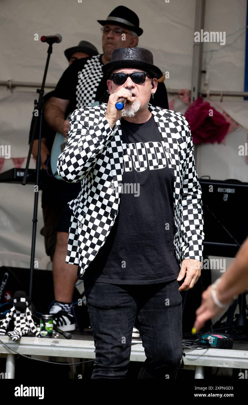 Singer using microphone hi-res stock photography and images - Alamy