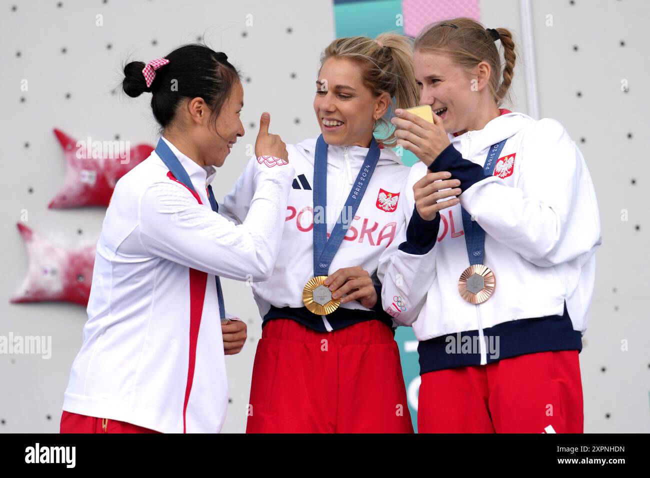 Gold medallist Aleksandra Miroslaw of Poland, center, speaks with ...
