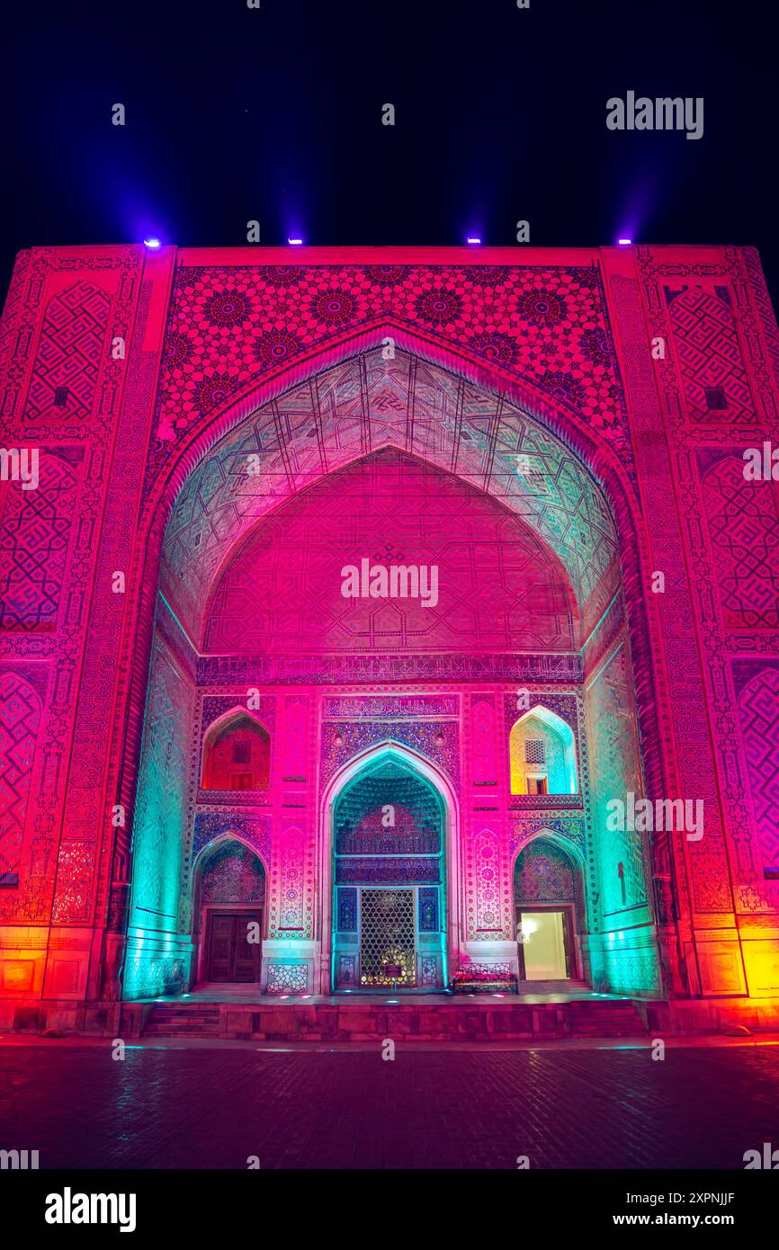 Light show on the facades of the madrasahs of Registan Square. Details ...