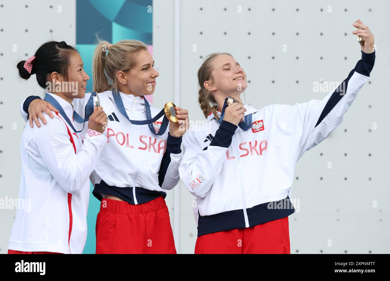 Le Bourget, France. 7th Aug, 2024. Gold medalist Aleksandra Miroslaw (C ...