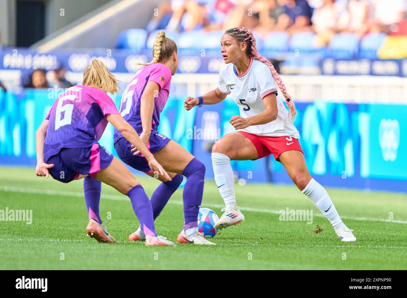 Trinity Rodman, USA women Nr. 5 compete for the ball, tackling, duel, header, zweikampf, action ...