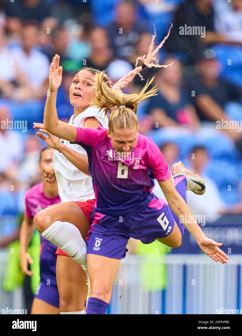Janina Minge, DFB Frauen 6 compete for the ball, tackling, duel, header, zweikampf, action ...