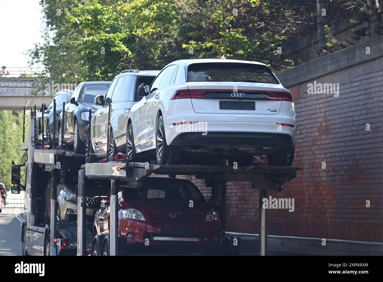 Car hauler truck carrying cars Stock Photo - Alamy