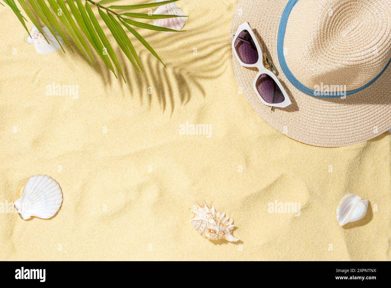 Summer vacation composition sunglasses hi-res stock photography and images - Alamy