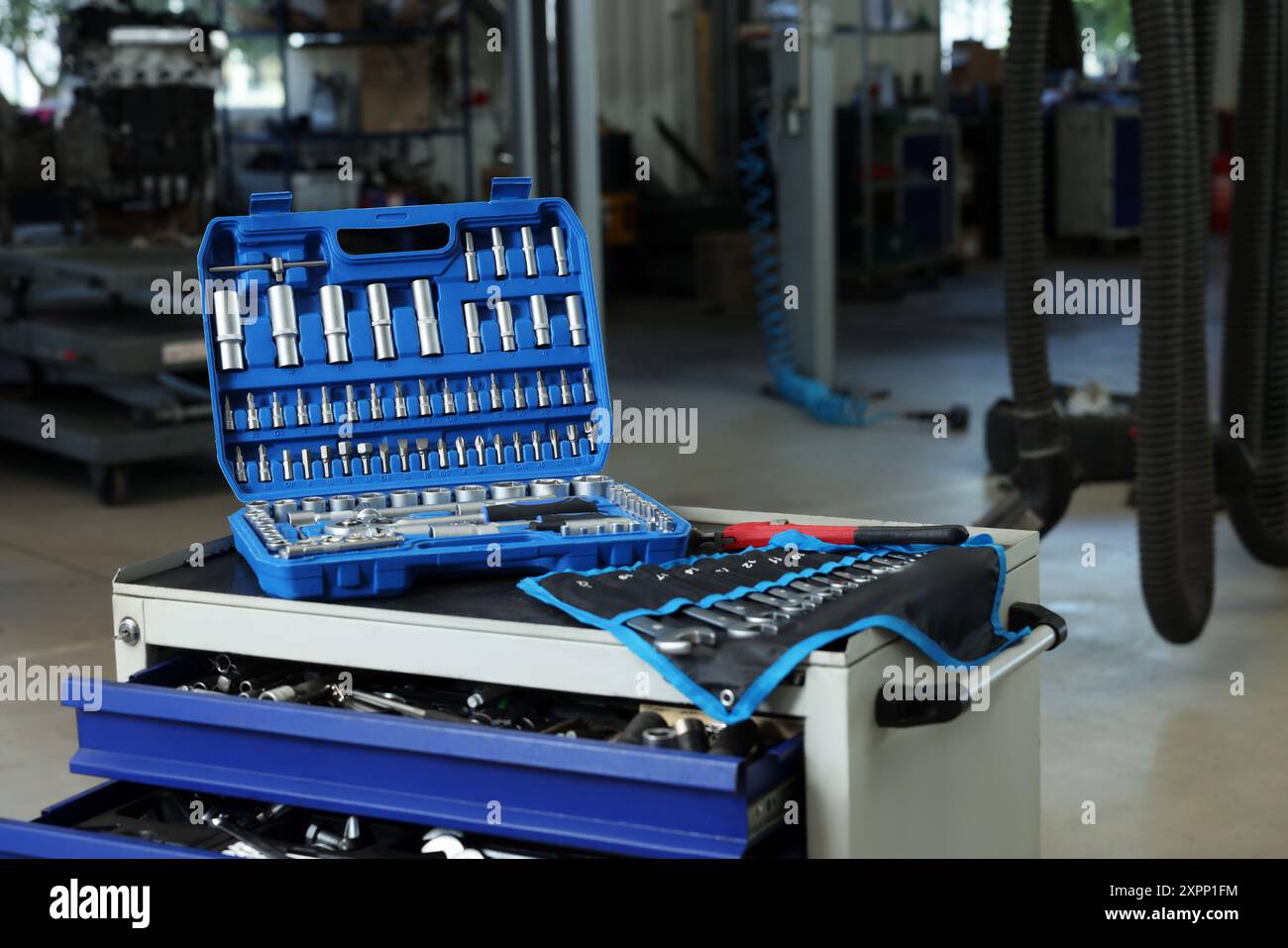 Auto mechanics center hi-res stock photography and images - Alamy