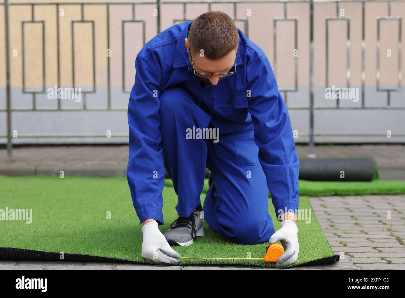 Man in uniform installing hi-res stock photography and images - Alamy