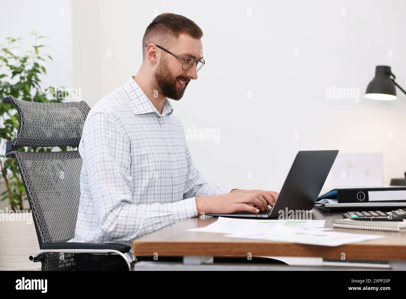 Good posture and computer hi-res stock photography and images - Alamy