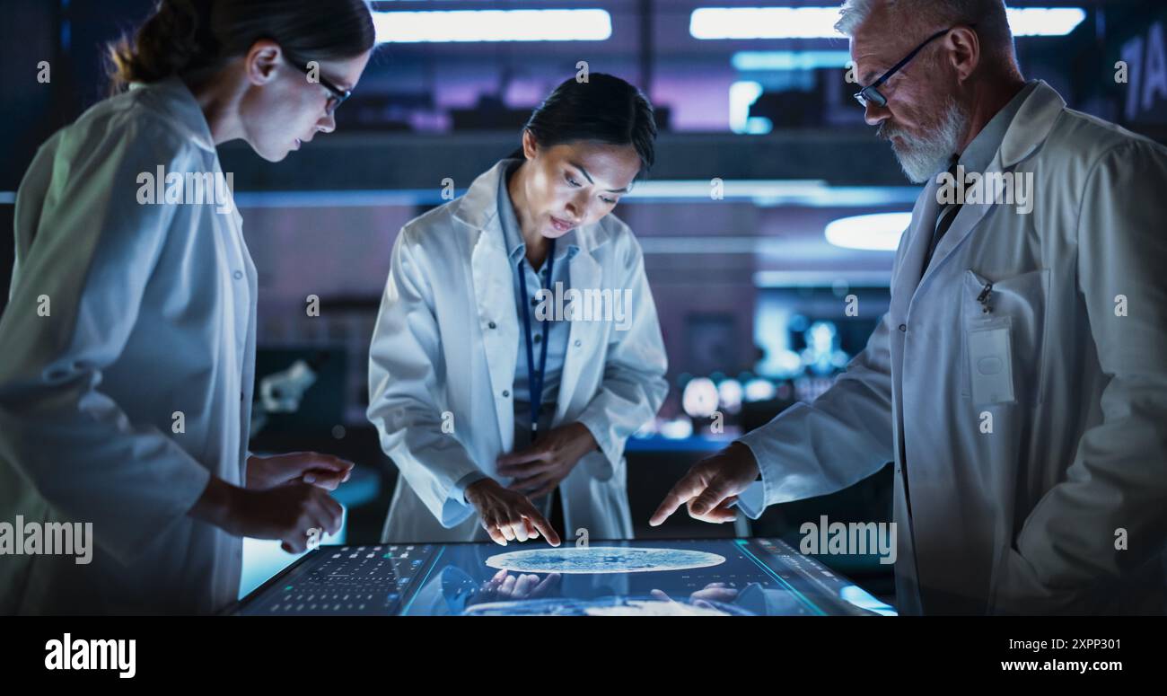 Innovation teamwork cancer research hi-res stock photography and images ...